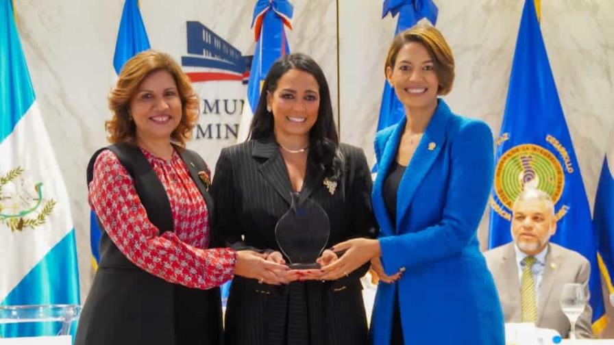 Celinés Toribio recibe reconocimiento del Parlacen