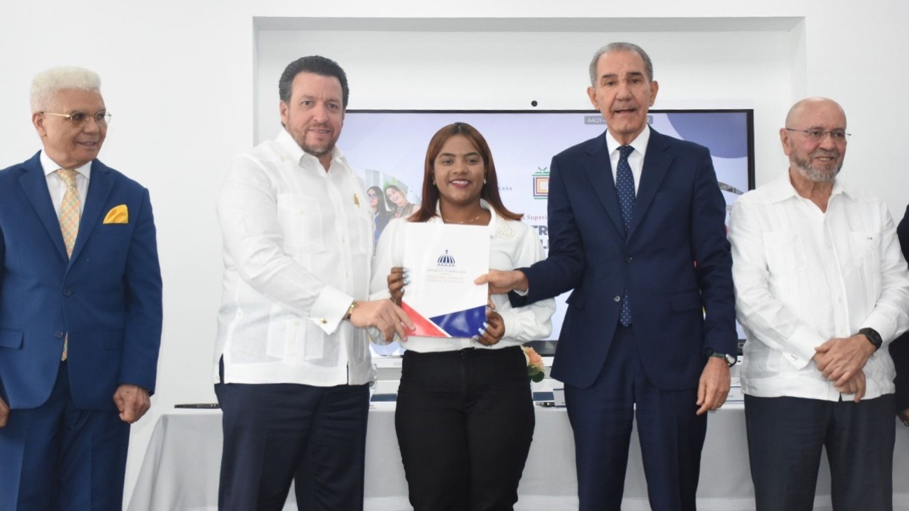 Mescyt entrega 214 becas a estudiantes destacados en Unicaribe