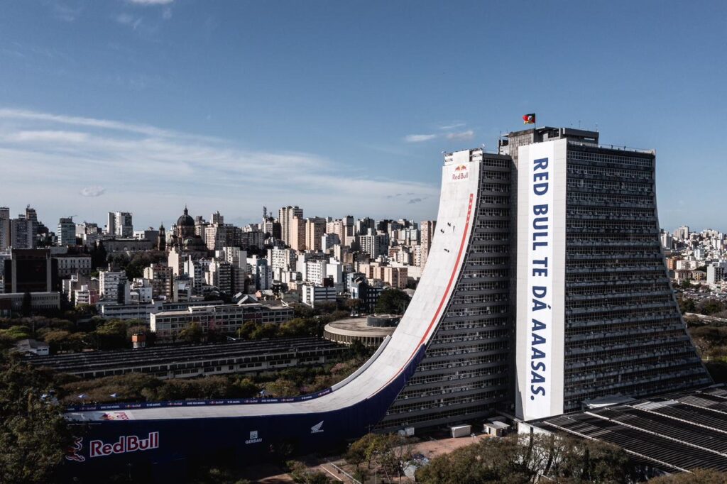 Sandro Dias se enfrenta en Red Bull Building Drop a la rampa de skate ...