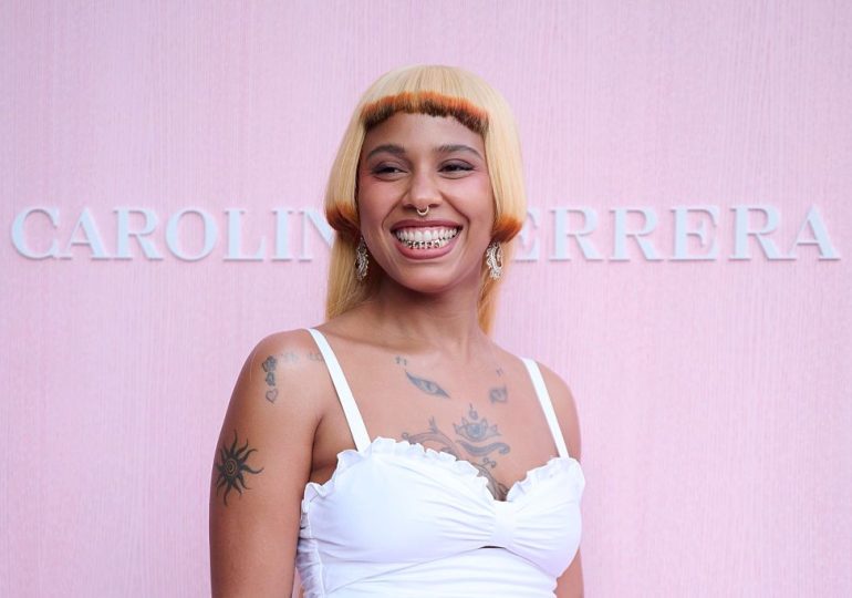 Tokischa sorprende en desfile de Carolina Herrera