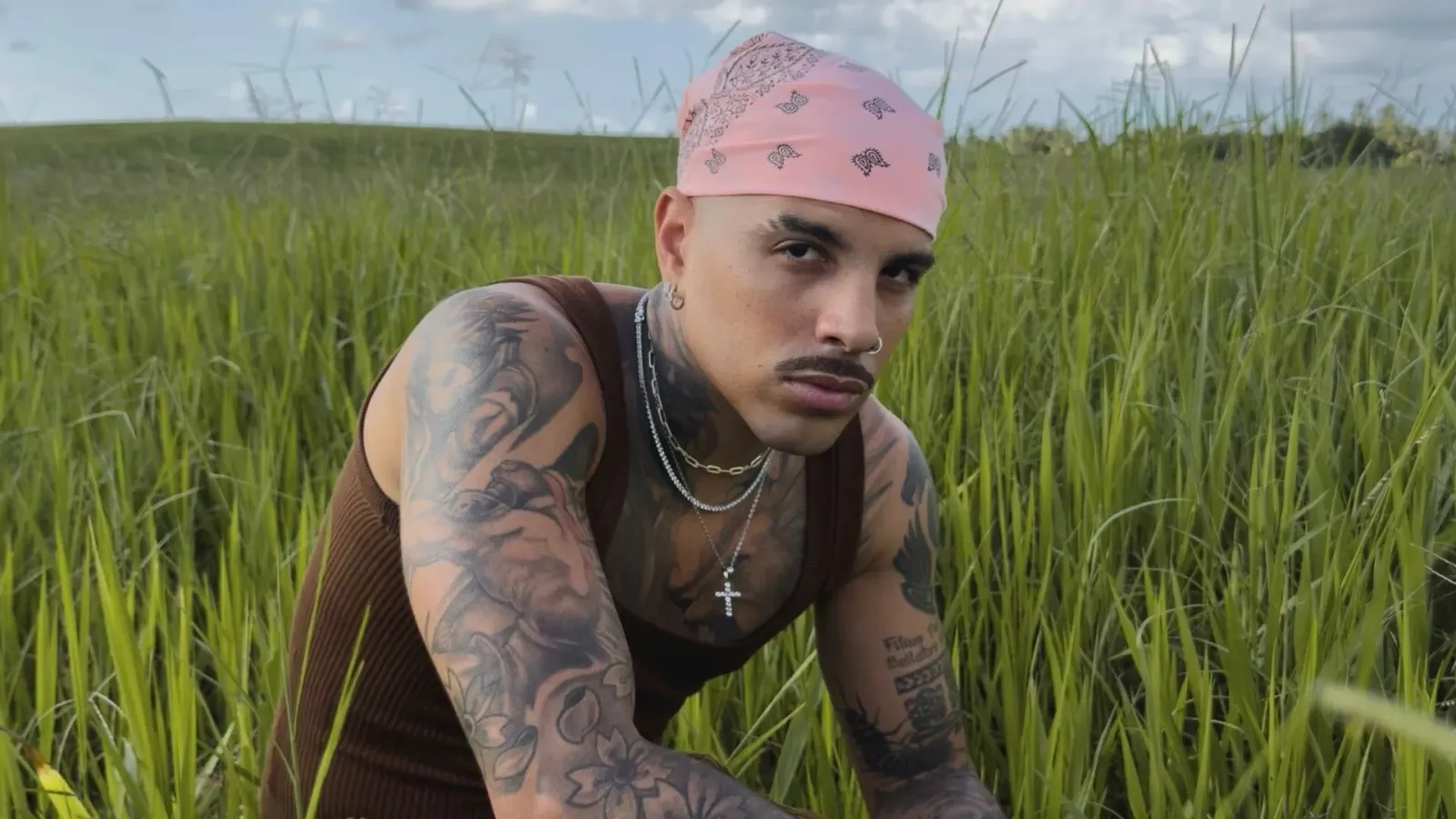 Rauw Alejandro lanza el video musical "Besito en la Frente" - RDE Digital